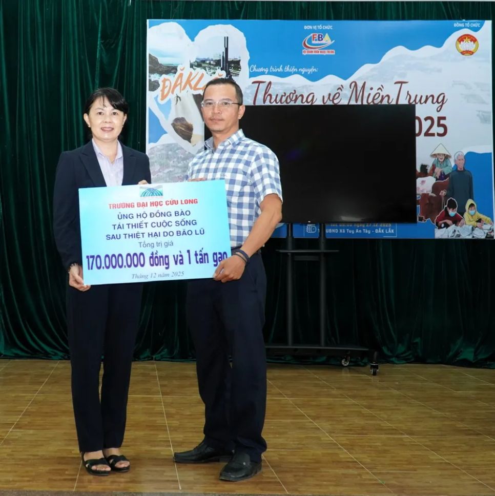 Trường Đại học Cửu Long trao tiền và quà cứu trợ đến bà con tại tỉnh ...