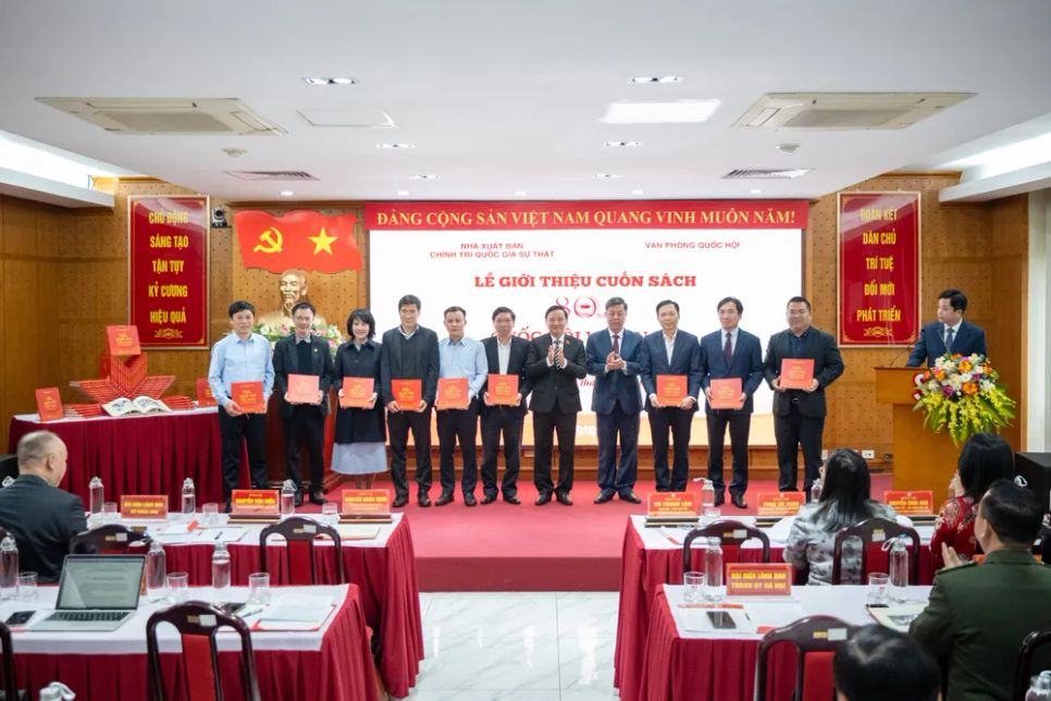 Ra mắt sách “80 năm Quốc hội Việt Nam - Những dấu ấn lịch sử” - Đầu Tư ...